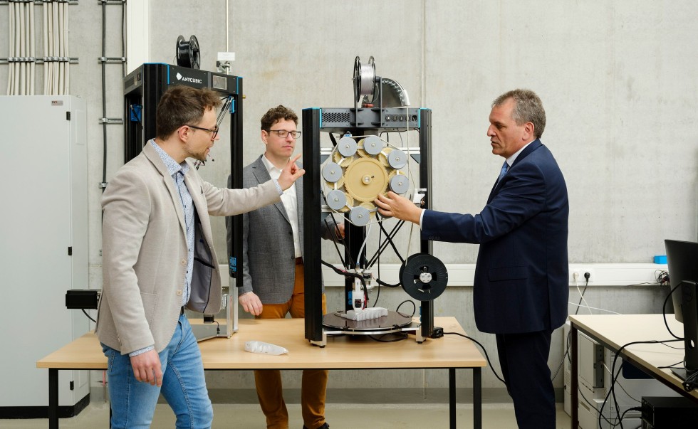 Kabel und Leitungen werden in gedruckte Bauteile eingelegt