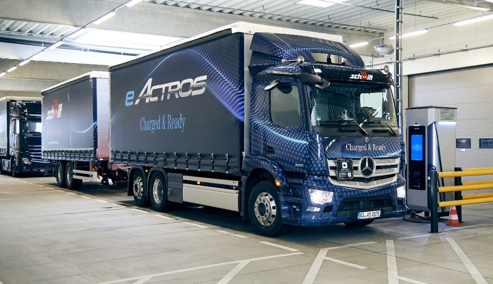 Sie Mochten Ein Lkw Mit Anhanger Uberholen
