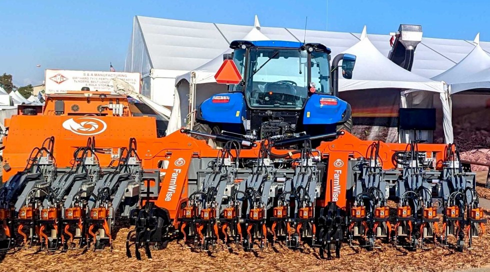 Riesenroboter killt Unkraut effizient