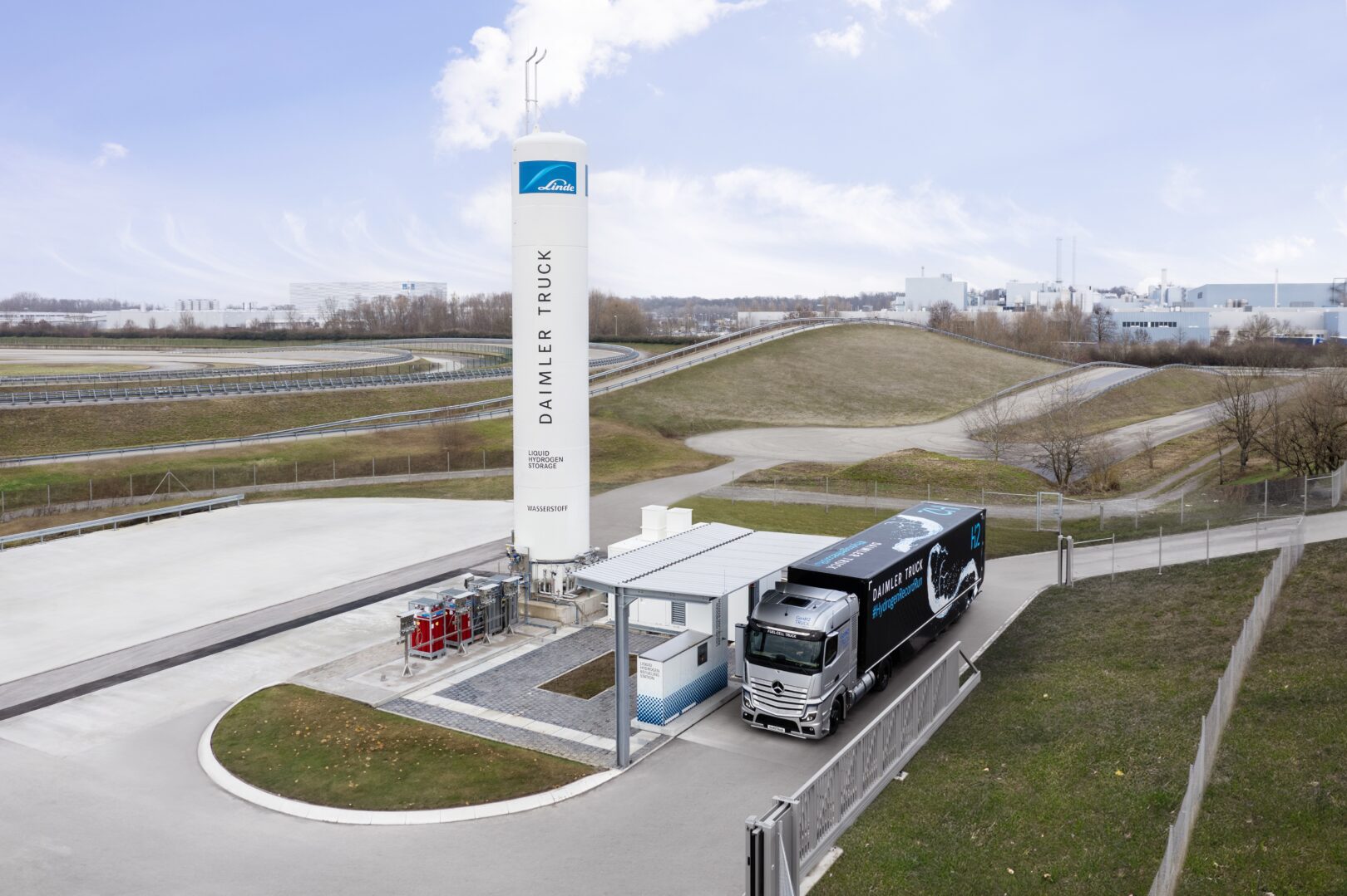 Daimler und Linde eröffnen erste Flüssigwasserstoff-Tankstelle für ...