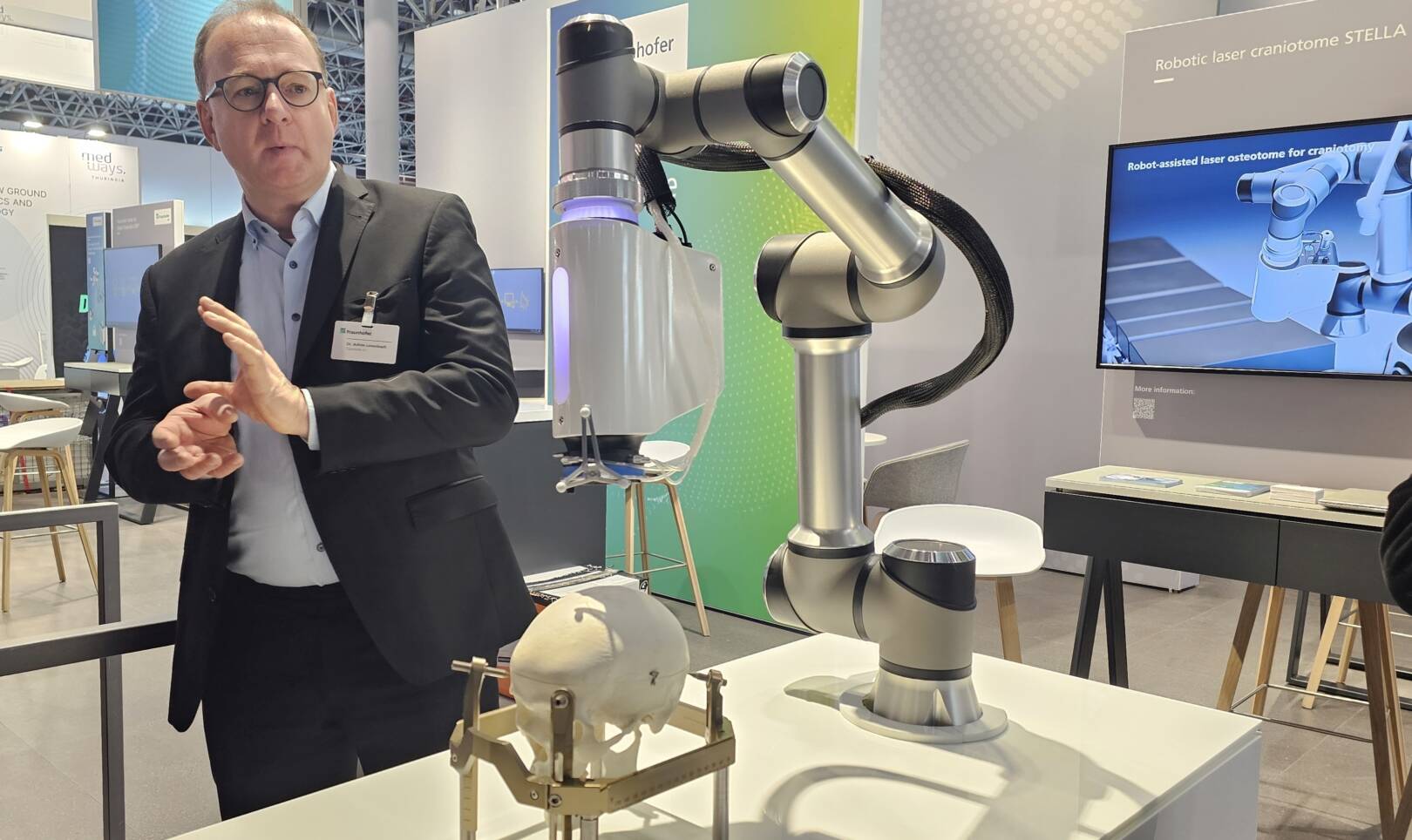 Roboter trennt Knochen schonend per Laser