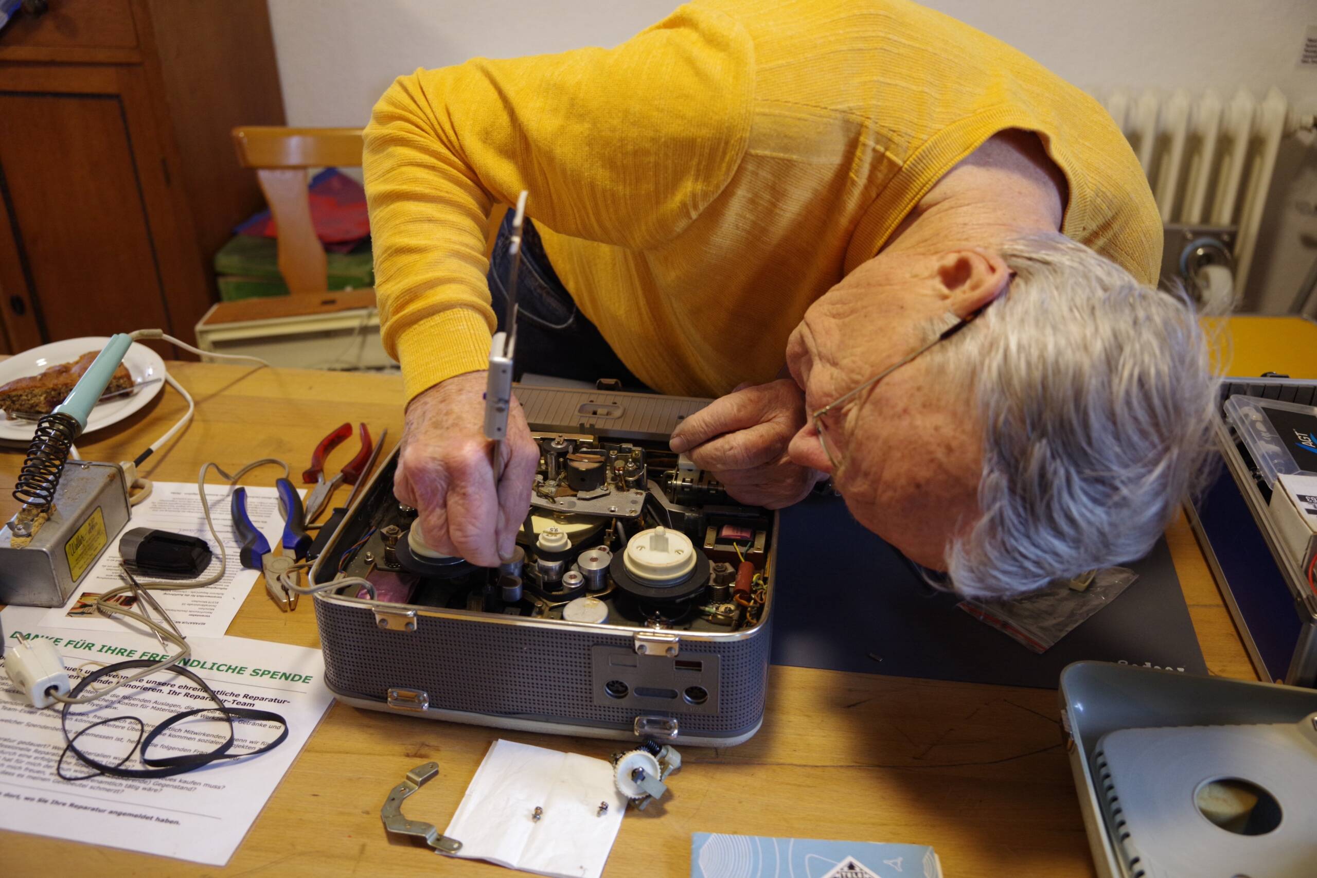 Schrauber am Werk im Repair-Café